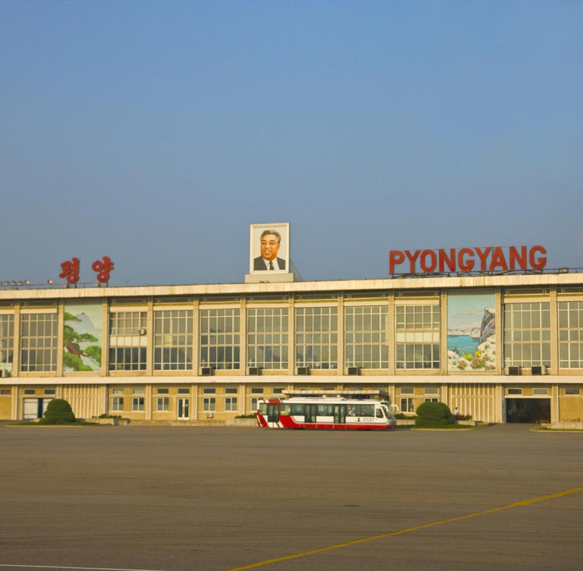Pyongyang airport with portrait of Kim I — Postimages