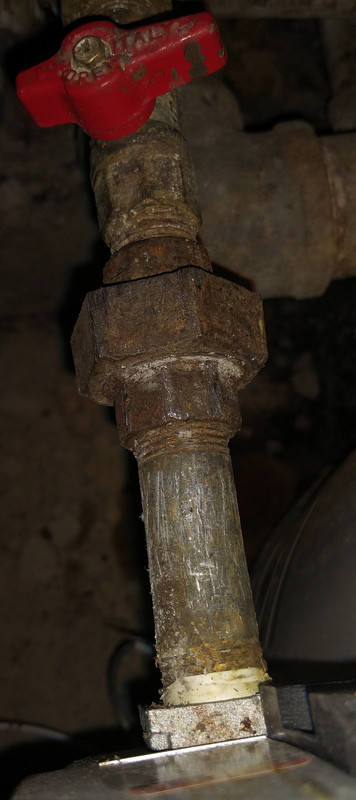 How to loosen stuck gas pipe fitting? : r/askaplumber