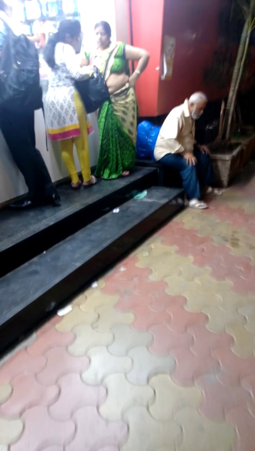 Gujarathi Chubby Aunty Open Big Deep Navel show in public in green ...