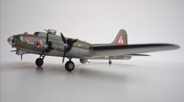 Tiny Flying Fort - Minicraft (ex-Crown) 1/144 Boeing B-17G Flying ...