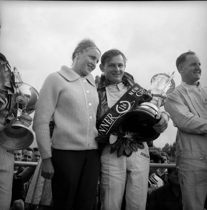 6499 PODIUM R2 BW 2 — Postimages