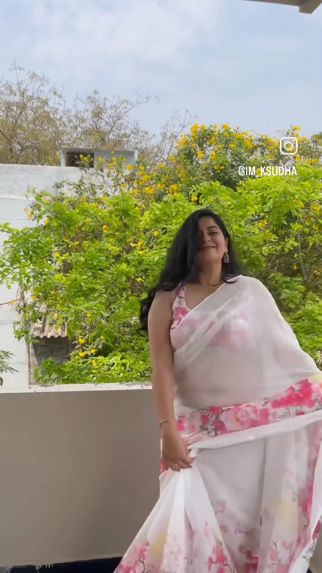ksudha hot in white saree mp4 snapshot 00 18 463 — Postimages
