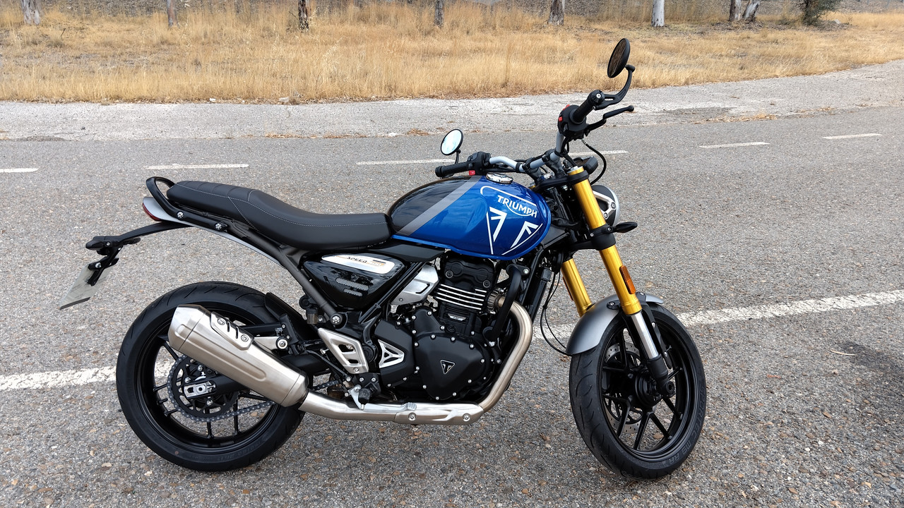 Wendy, the caspian blue Speed. | Triumph 400 Forum