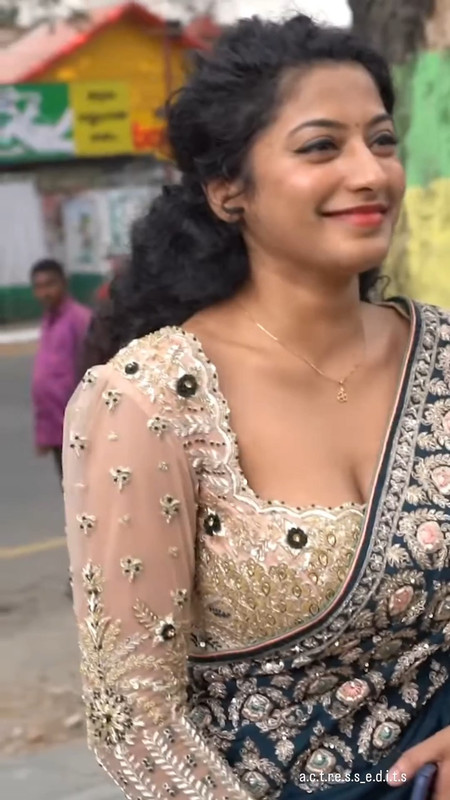 Blouse Cleavage