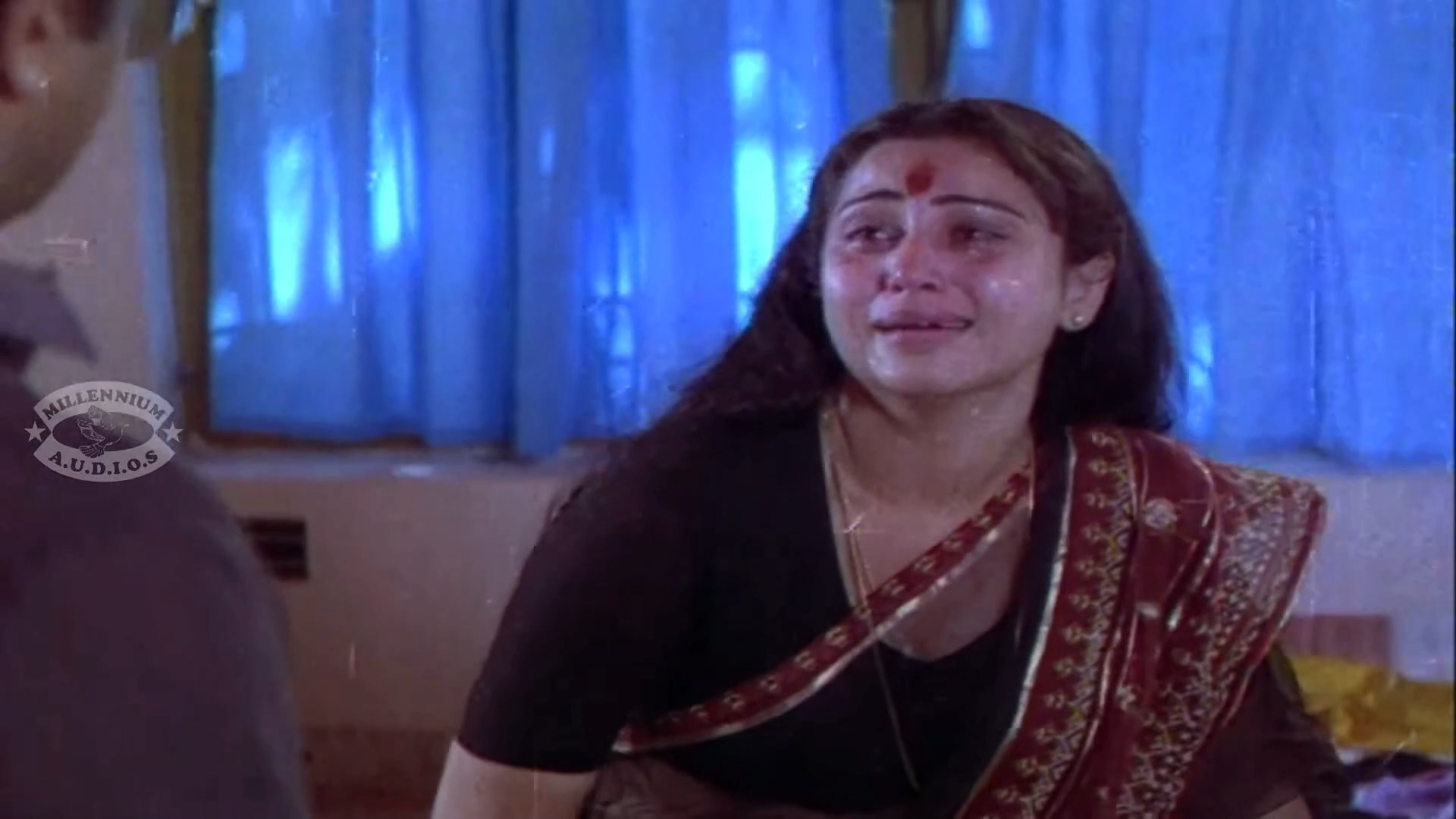 Beautiful and young geetha navel and other saree scenes mp4 snapshot 01 ...