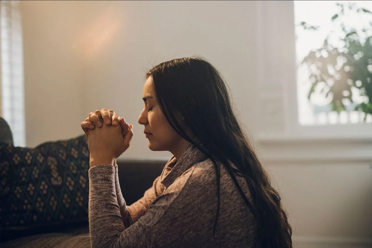 ¿Cuál es la mejor hora para orar según la Biblia? - Imperio Noticias