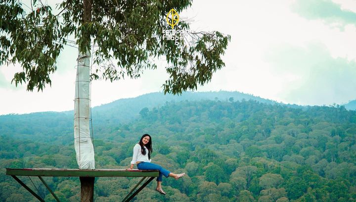 Harga Tiket Masuk Kamodjan Fillage Garut yang Viral, Punya Wahana Ayunan di Atas Ketinggian ...