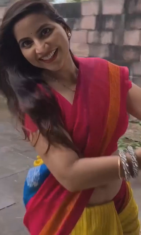Jolly Bhatia Sexy navel show in red and yellow saree mkv snapshot 00 13 ...