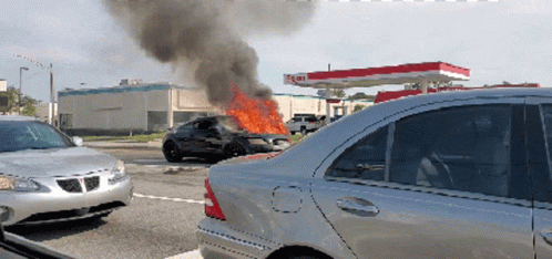 car on fire — Postimages