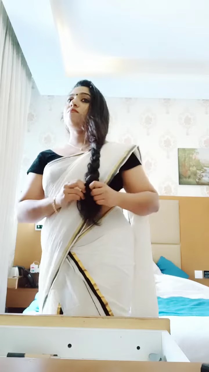 Jeepsa Beegham Sexy Big Open Navel in Kerala Saree webm snapshot 01 54 255 — Postimages