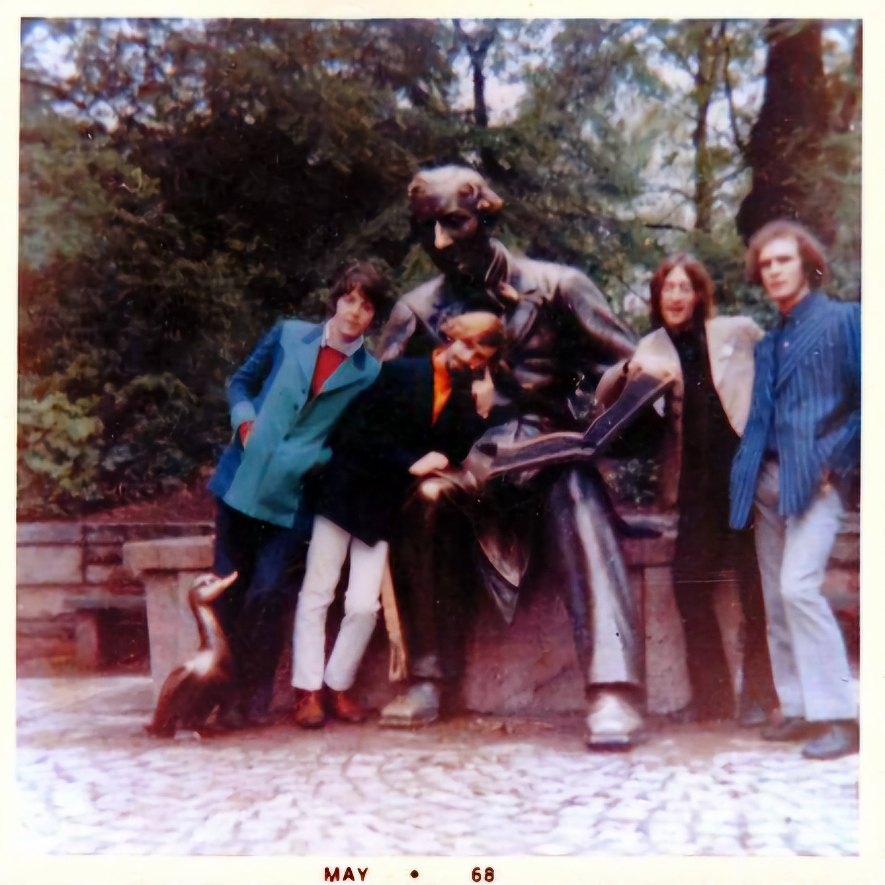 Paul Alex John Neil HCA statue 01 — Postimages