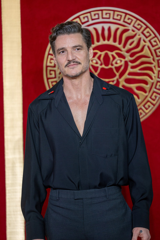 Pedro Pascal 135 — Postimages