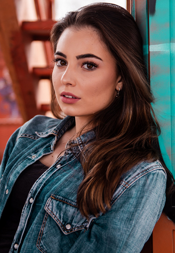 Classify Italian girl model