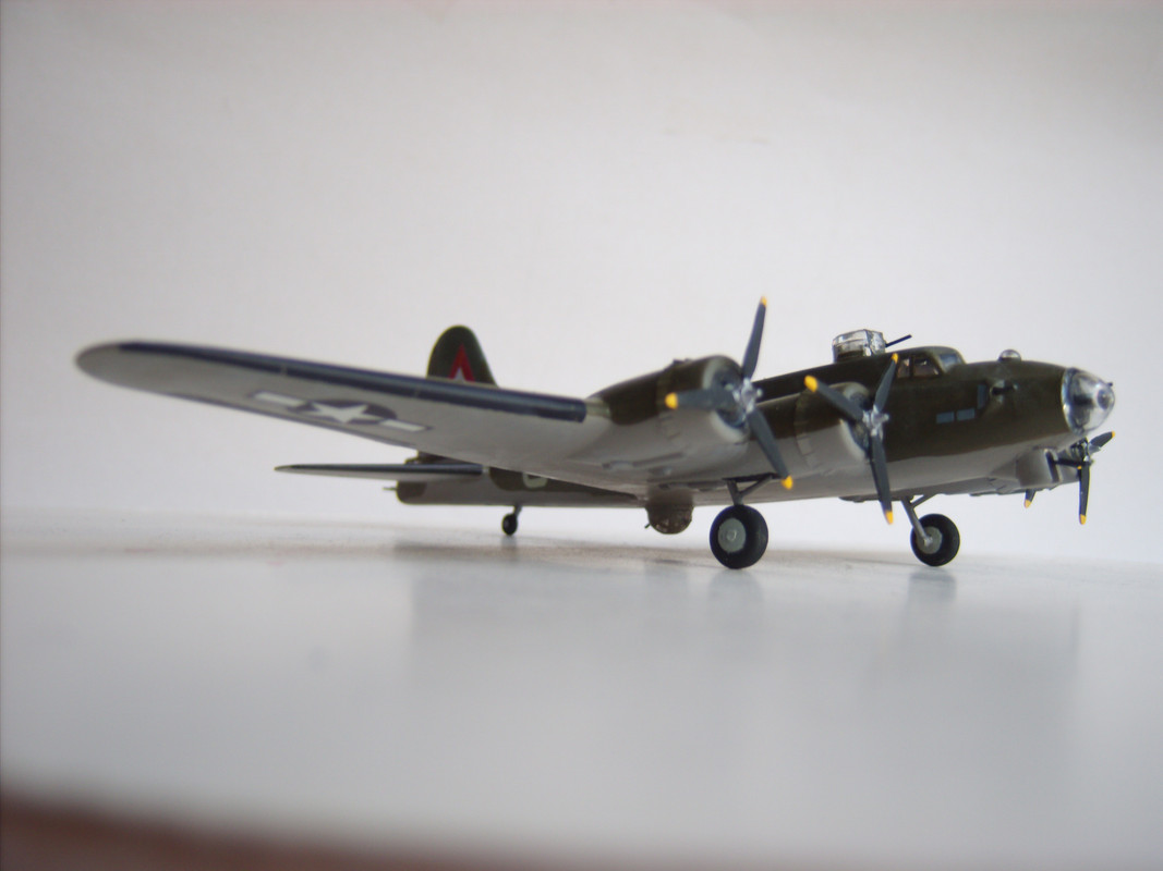 Tiny Flying Fort - Minicraft (ex-Crown) 1/144 Boeing B-17G Flying ...