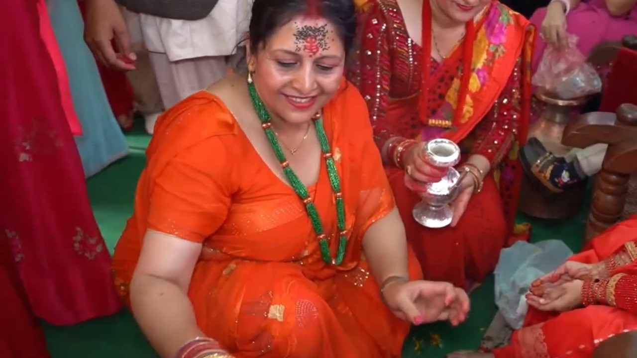 Busty neapli lady cleavage and boobs in red saree mp4 snapshot 00 13 ...