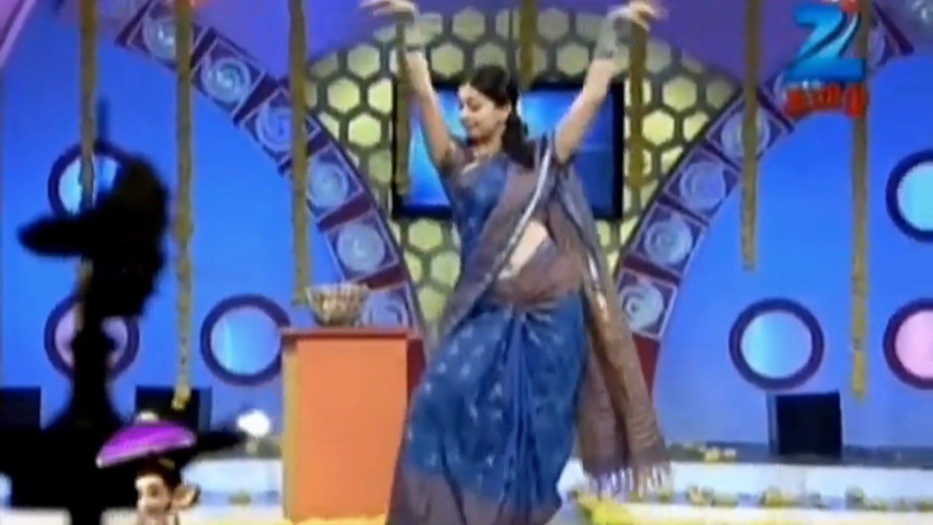 Beautiful Sindhu Shyam Sexy open Rare Navel show while dancing mp4 ...
