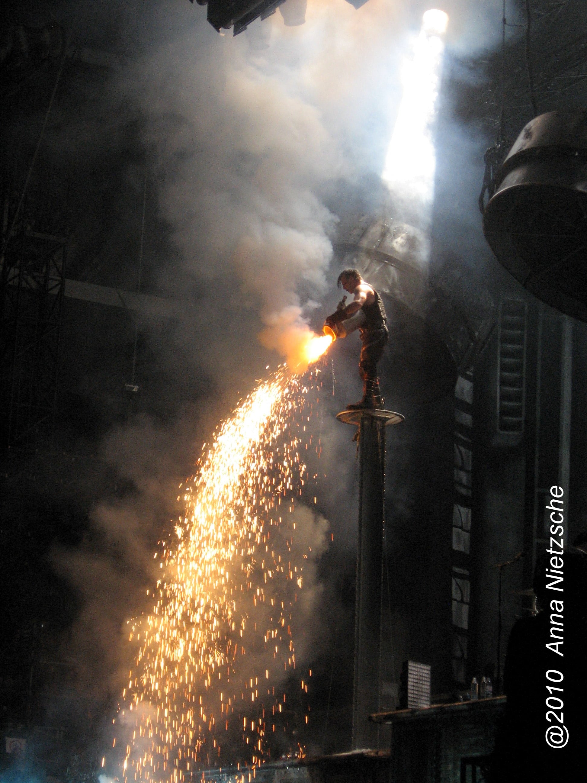 rammstein pouring fire by scarletthexxn — Postimages