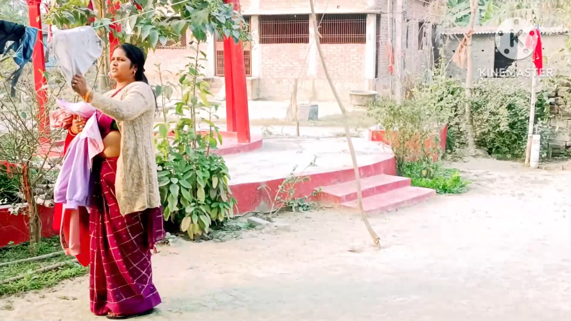 Village aunty casual big open navel show during house chores mkv ...