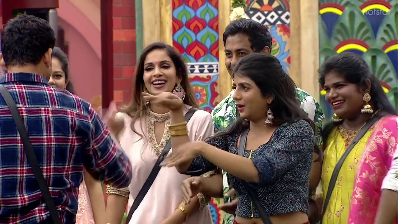 Gabriella Charlton Hot Navel In Bigg Boss Unseen Video