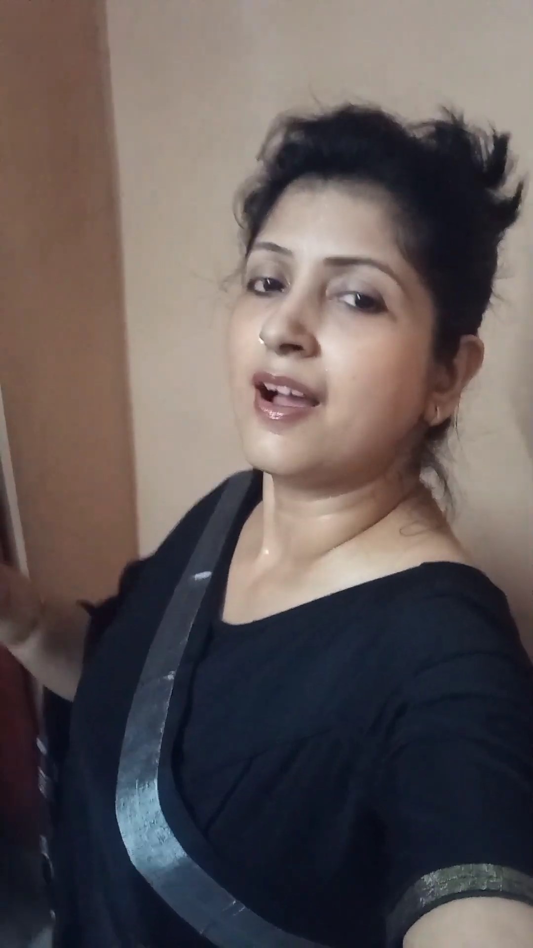 Beautiful Bengali Lady Sexy Navel in black Saree drape mp4 snapshot 00 21 926 — Postimages