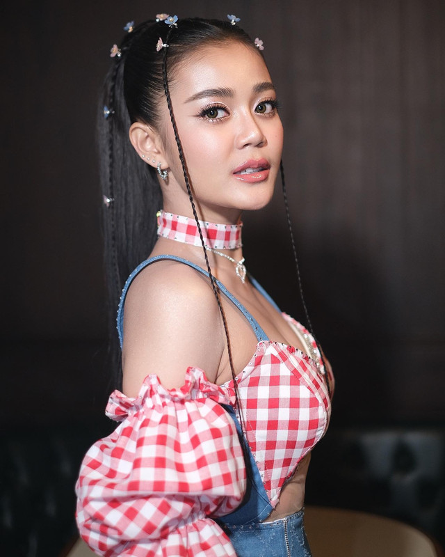 Photo shared by สิงโตน้อย on January 30, 2023 tagging zua makeup, kapordesign, and frong ...