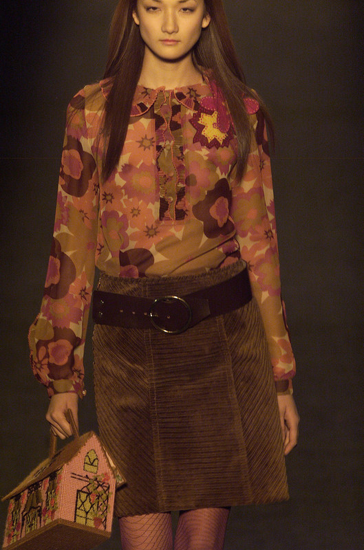 Anna Sui Fall 2001 FMDq1z6ciiux — Postimages