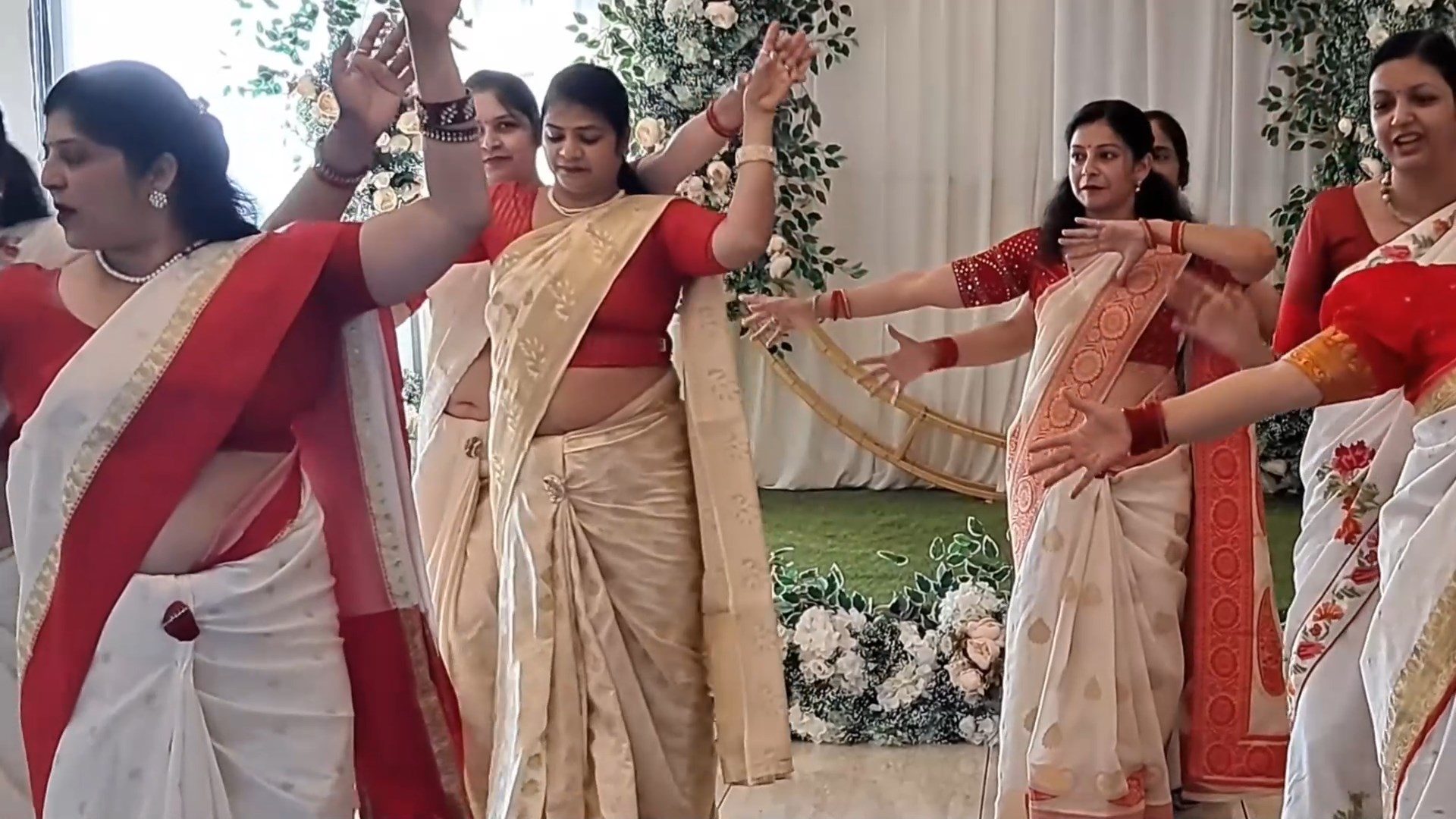 Hot desi aunty deep big navel in white saree mp4 snapshot 00 06 753 — Postimages