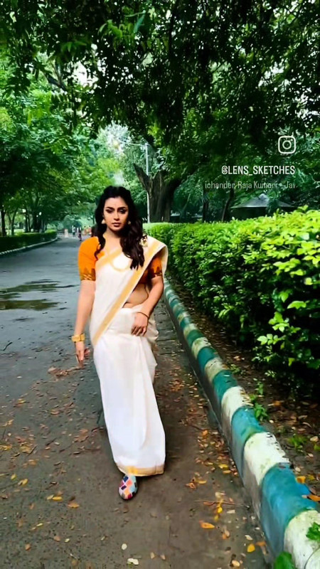 Mokksha Big Wide Deep Navel Hole in Kerala Saree mp4 snapshot 00 07 831 ...