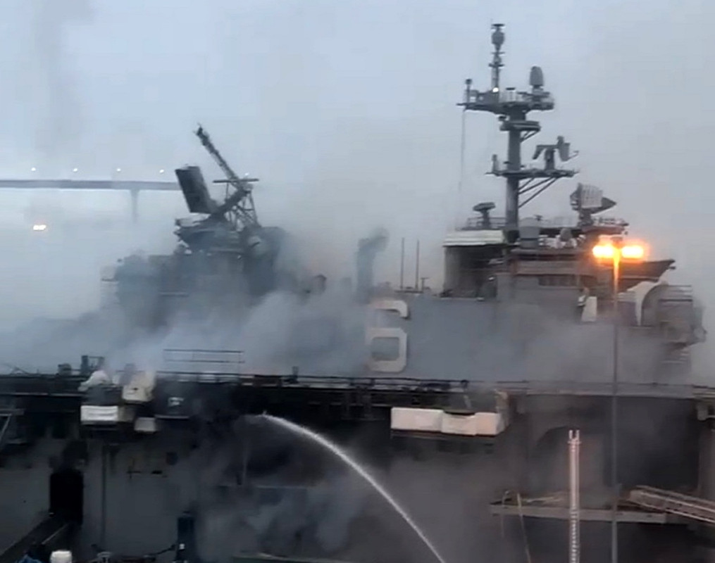 L’USS Bonhomme Richard (LHD 6) en feu à San Diego
