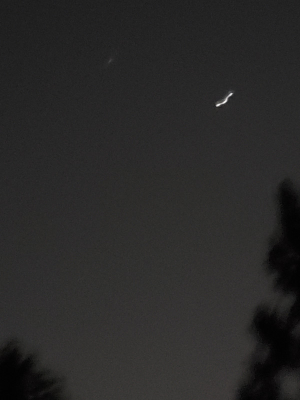 Basic UFO sighting yesterday, Montréal, late at night : r/UFOs