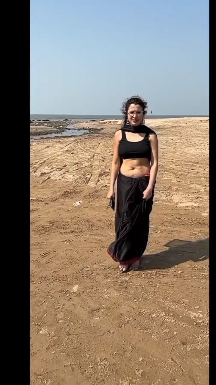 Hotdesi lady wide tummy and deep navel hole show publicly in black saree mp4 snapshot 00 00 610 ...