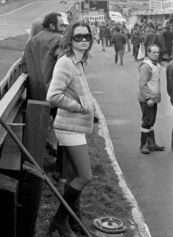 vintage gridgirls7887 Brands Hatch 1971 — Postimages
