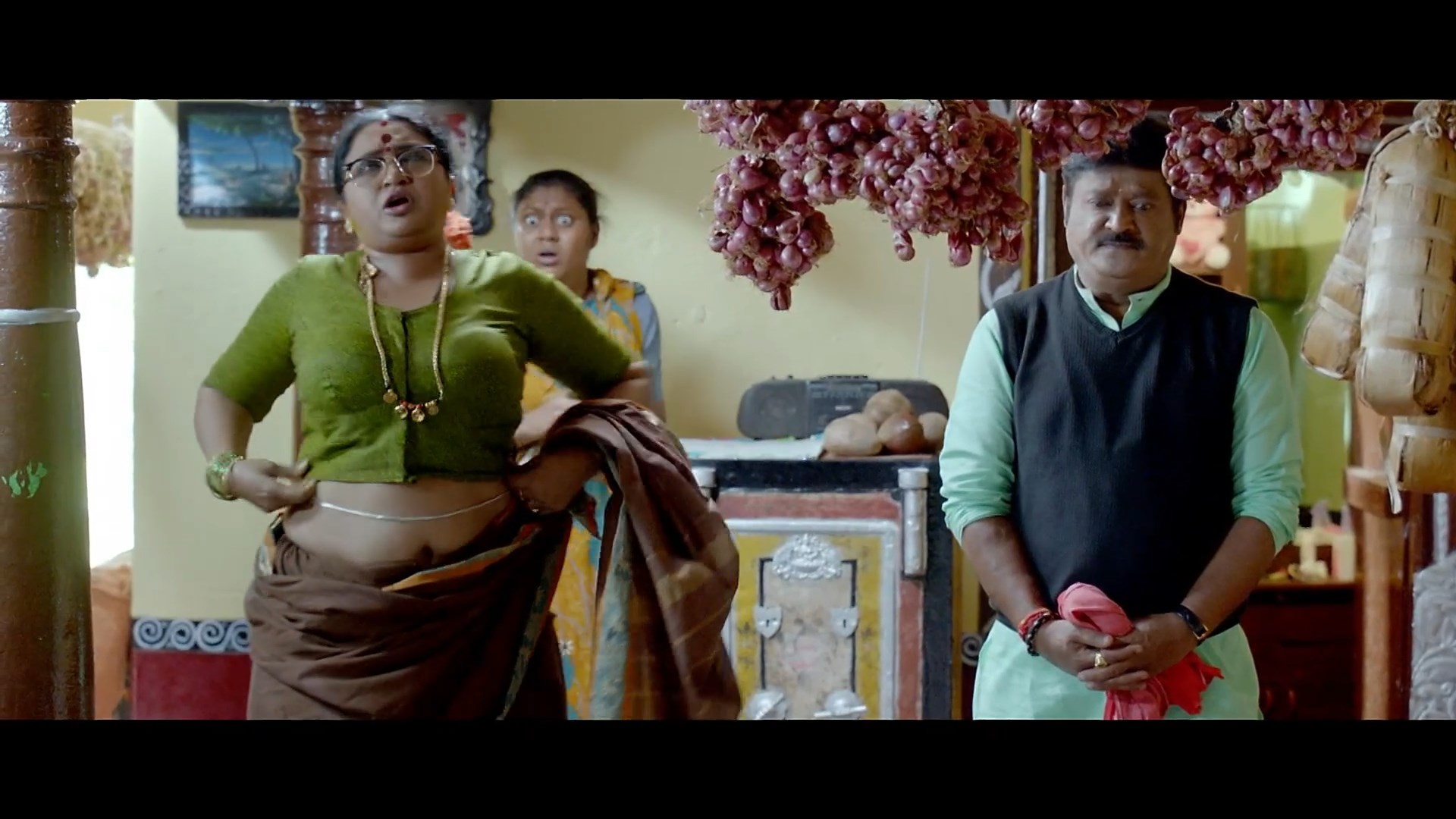 Milf Veena Sundar Sexy Big Boobs and Open deep navel show in saree mp4 ...