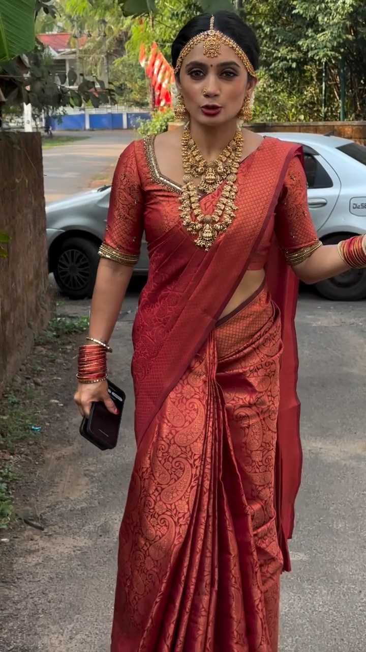 Kerala bride open navel in maroon saree mp4 snapshot 00 15 482 — Postimages