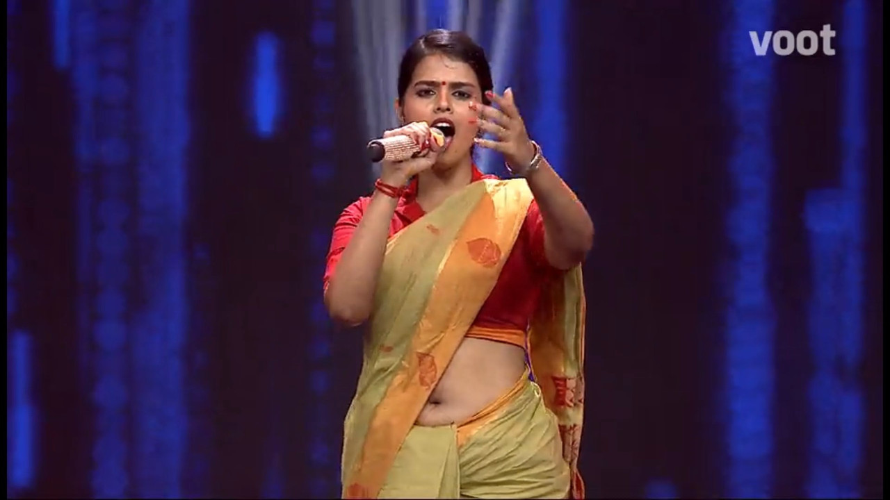 Cute Homely Malayali Kannada Singer Neetu Sexy Deep Open Wide Navel and ...