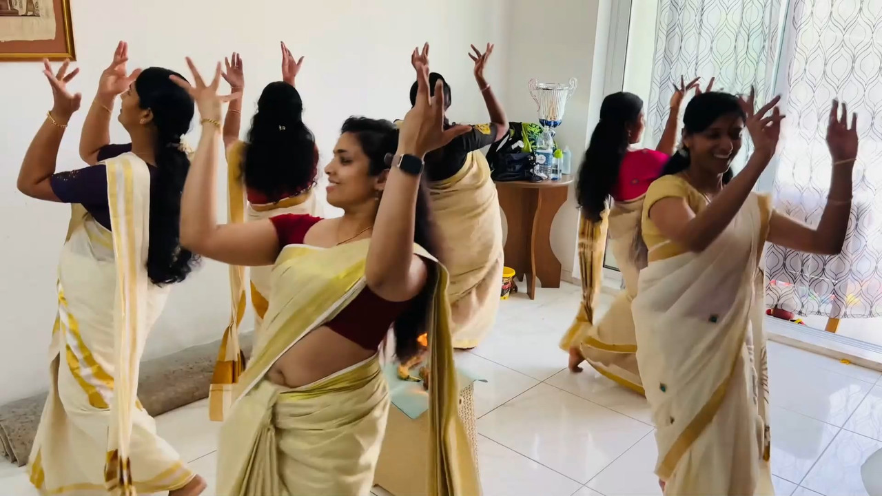 Malayali Lady Big Open Deep Navel Show While Performing ...