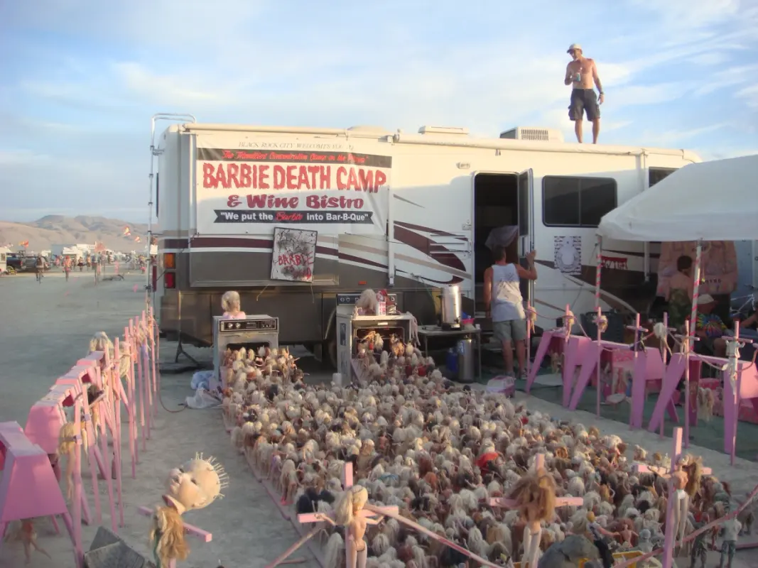 Le camp de la mort de Barbie de Burning Man