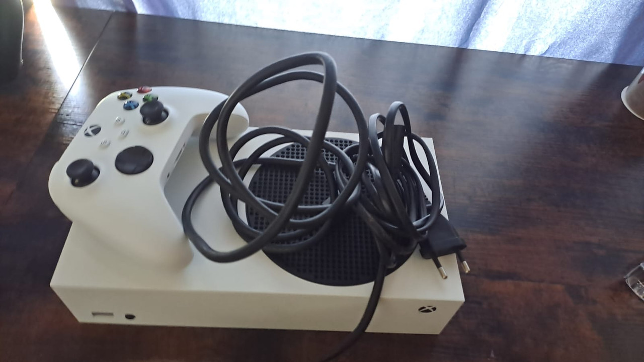 [For Sale] - Xbox Series S + Controller | Xbox | Carbonite