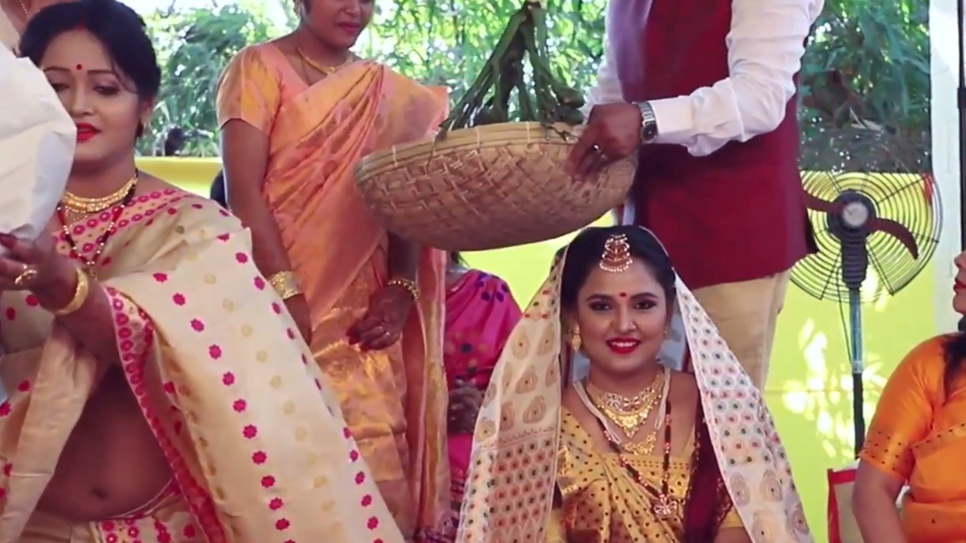 Beautiful bengali Aunty navel Slips in maroon saree mp4 snapshot 00 02 ...