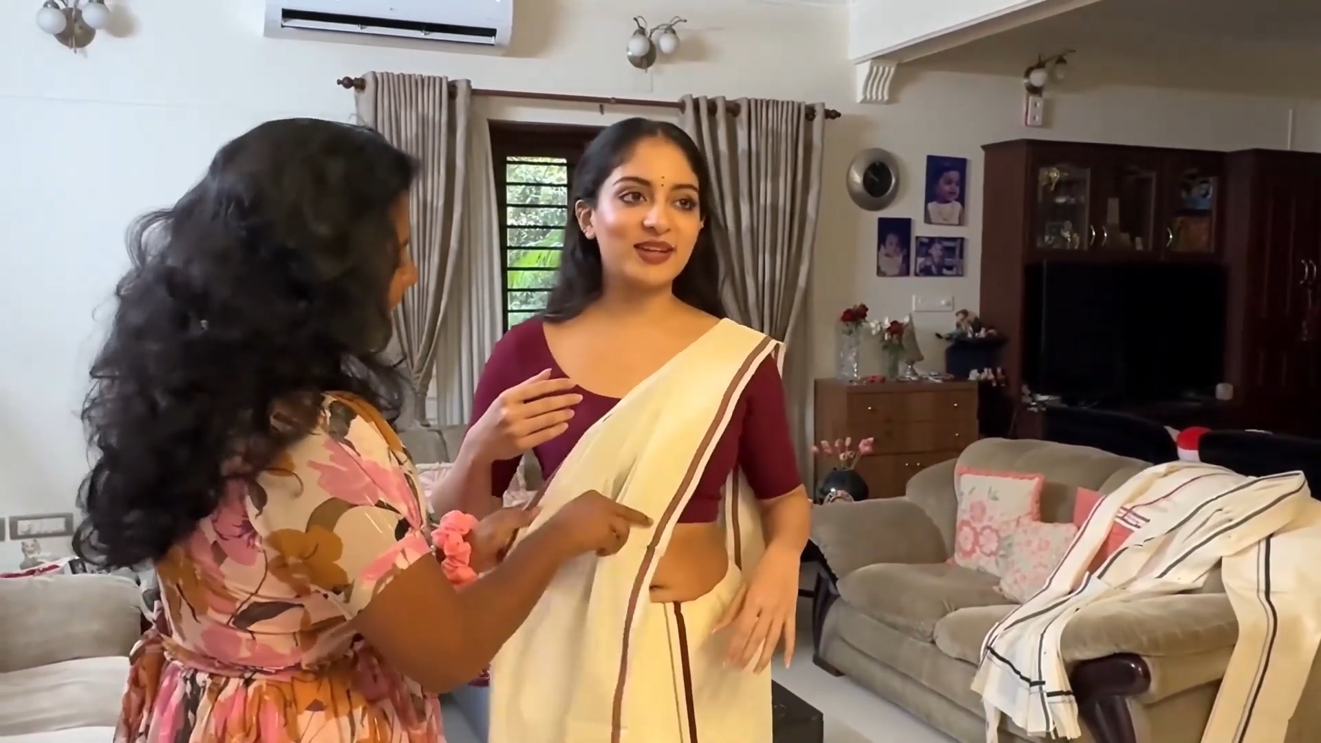 Sindhu Krishna, Ahana, Ishani, Ozy Combo Navel show in Kerala Saree mp4 snapshot 02 06 833 ...
