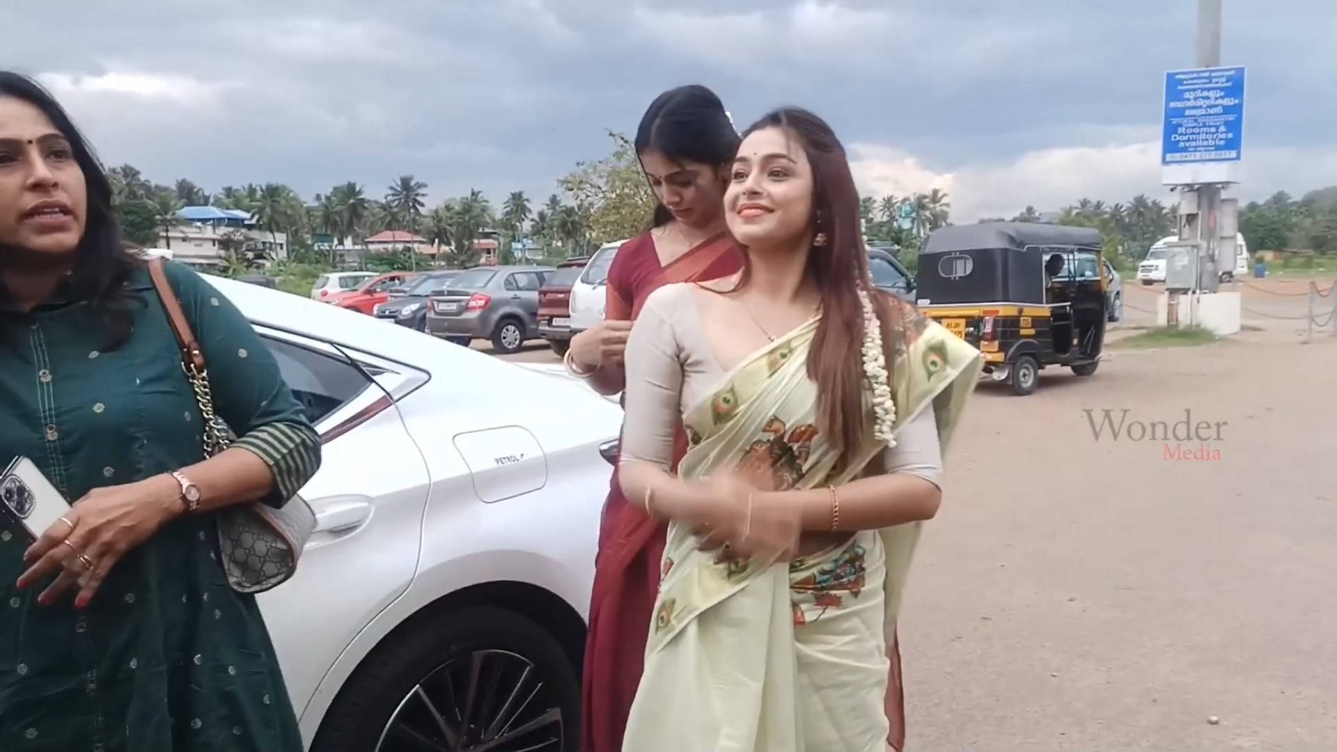 Moksha Sexy Open Big Deep Navel hole in set Saree mp4 snapshot 00 15 ...