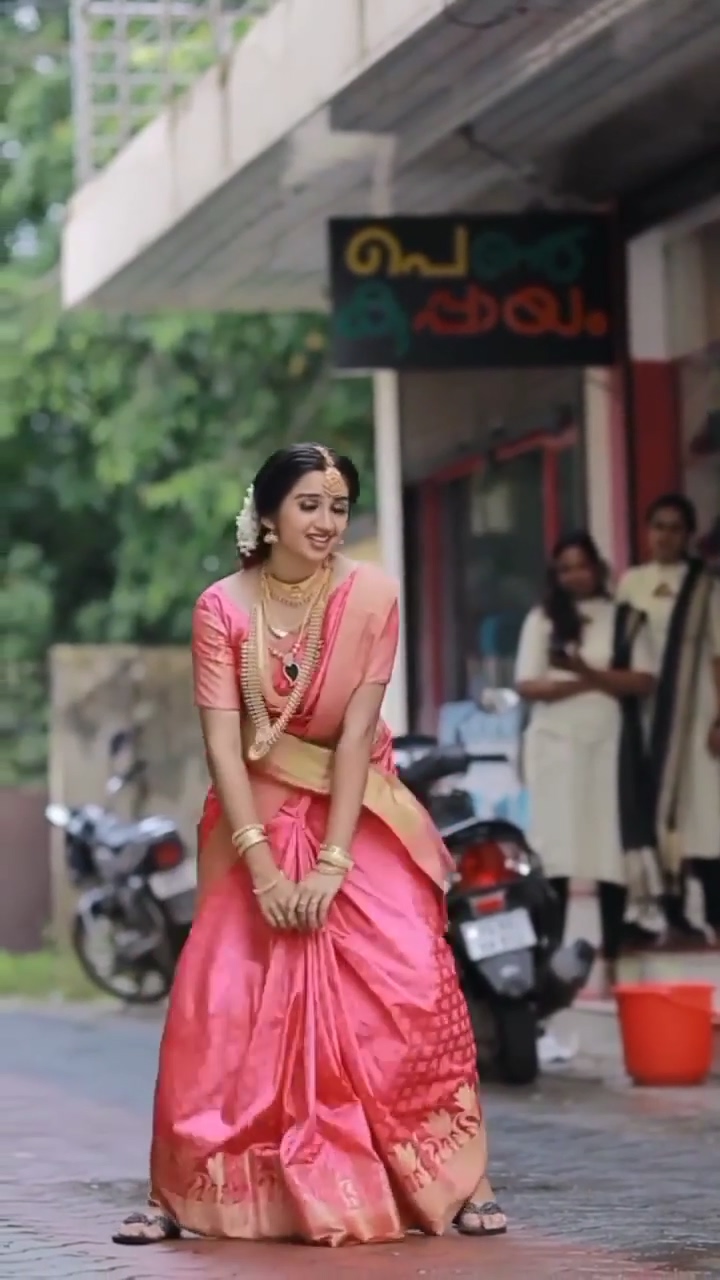 Pink Saree Dance Kerala Bride that girl mp4 20231001 004033 492 — Postimages