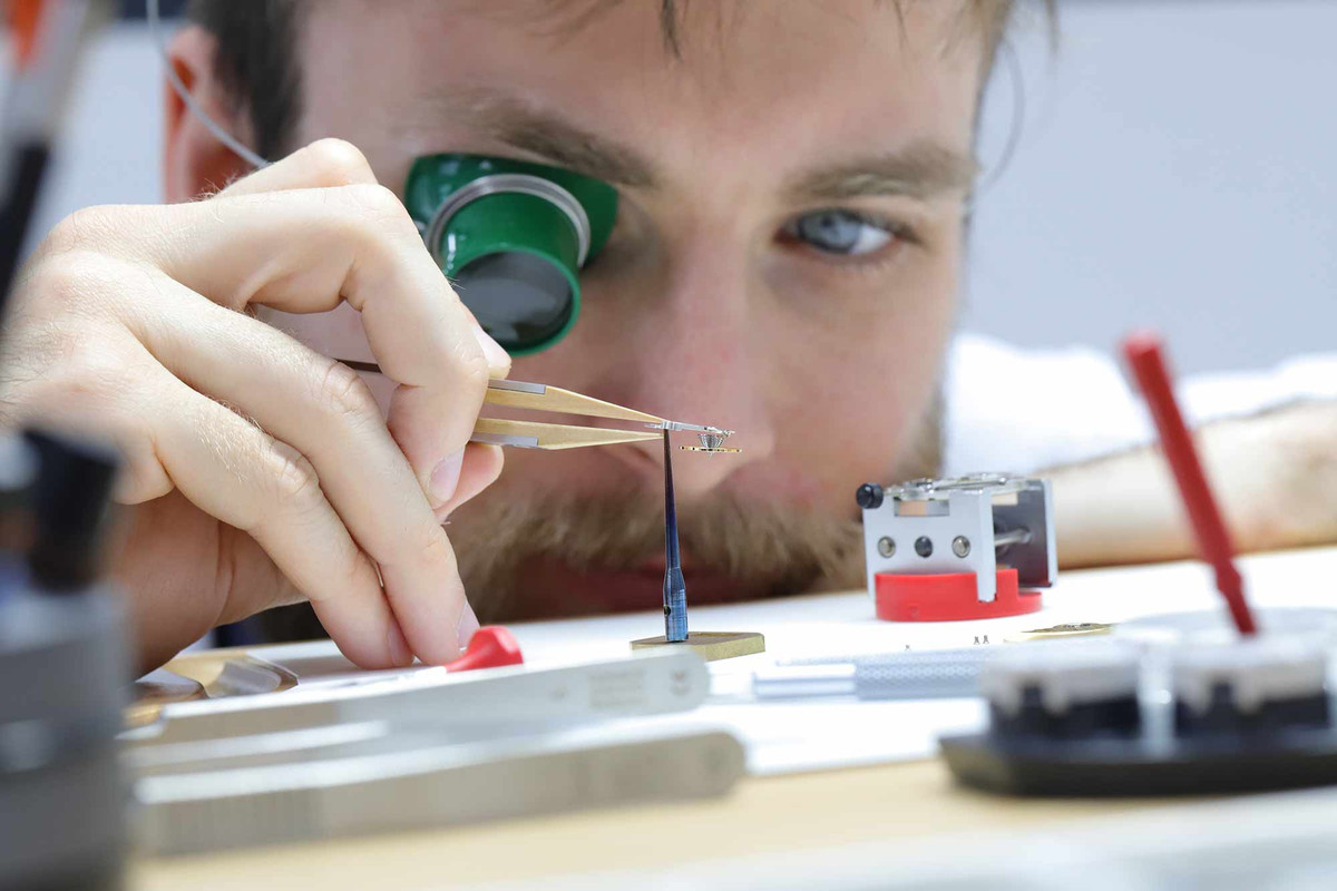 Assembly of balance spring — Postimages