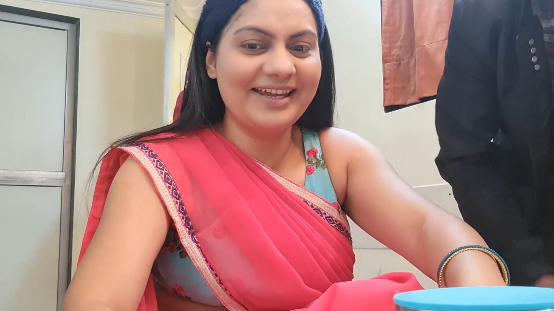 Chubby Anamihaa Singh Sexy Big Open Deep Navel Show in sleeveless saree ...