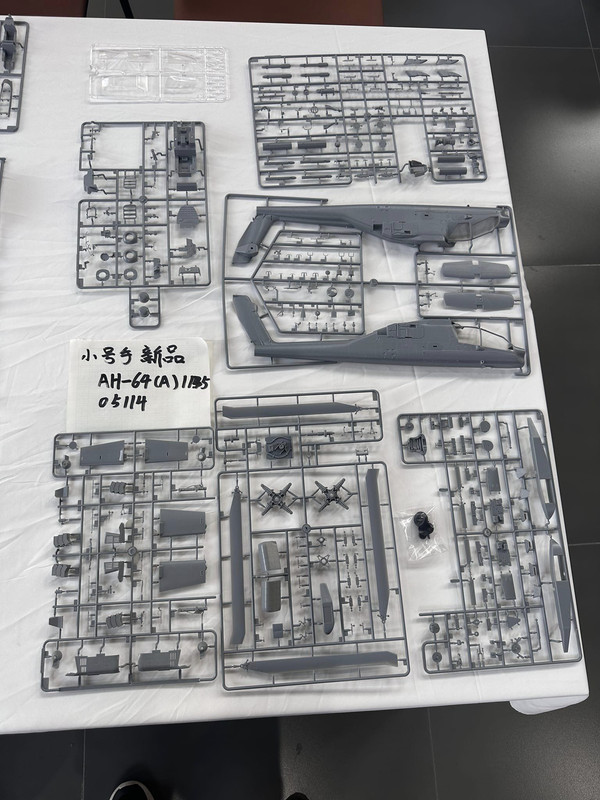 1/35 - Boeing AH-64 Apache by Trumpeter - AH-64A (early & late ...