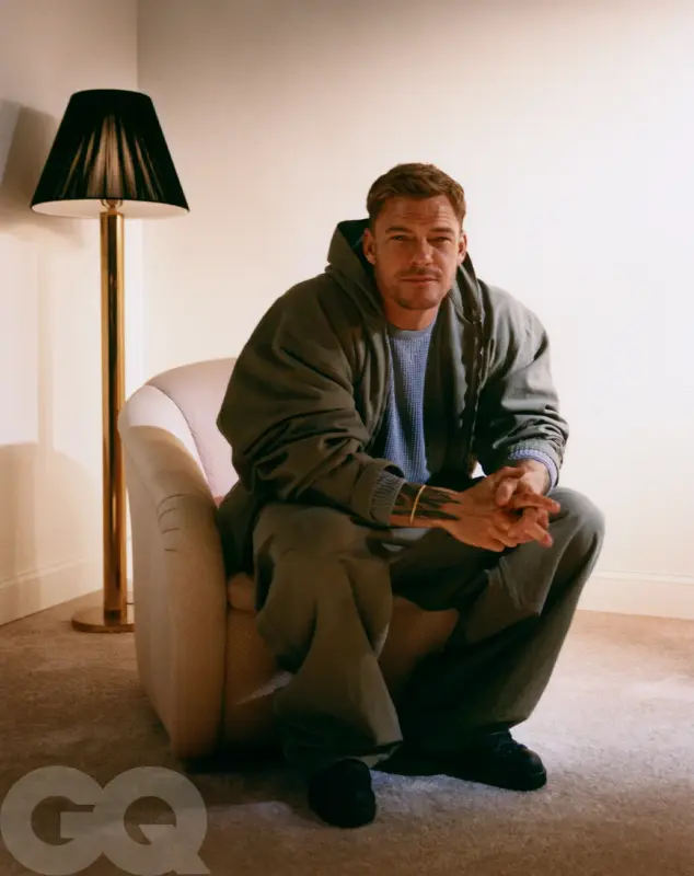 Alan Ritchson 05 — Postimages