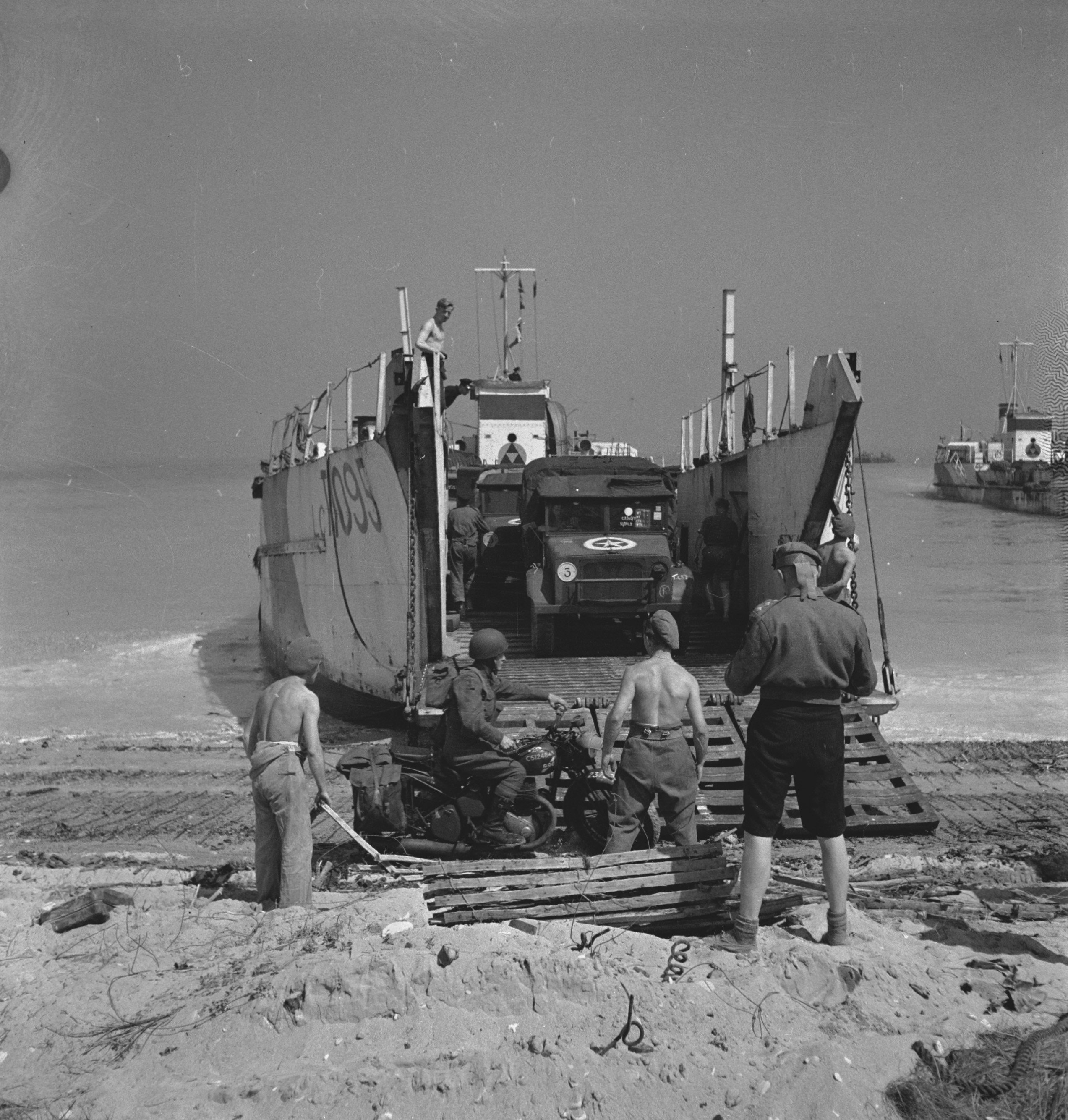 Bedford MWD of Princess Irene brigade landing in Normandy, August 1944 — Postimages