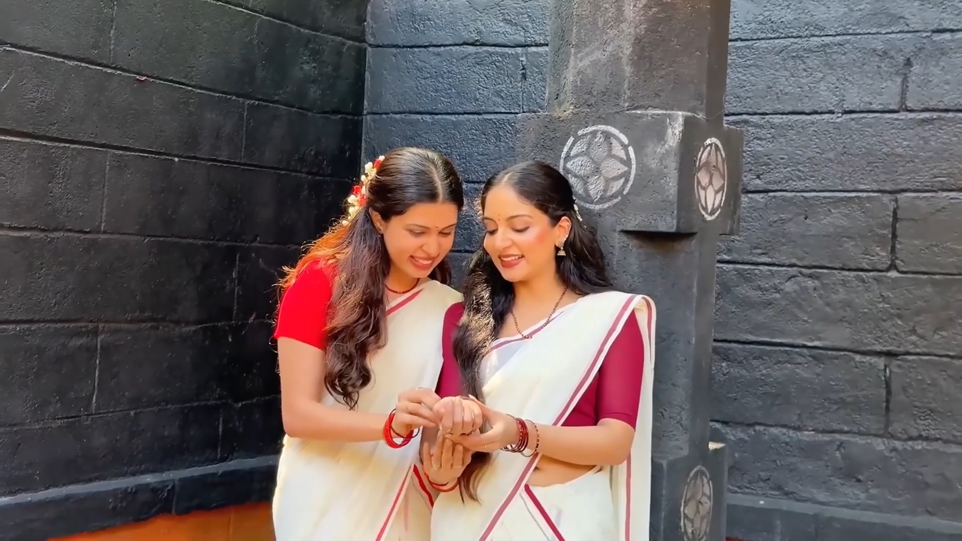 Sindhu Krishna, Ahana, Ishani, Ozy Combo Navel show in Kerala Saree mp4 snapshot 03 18 395 ...