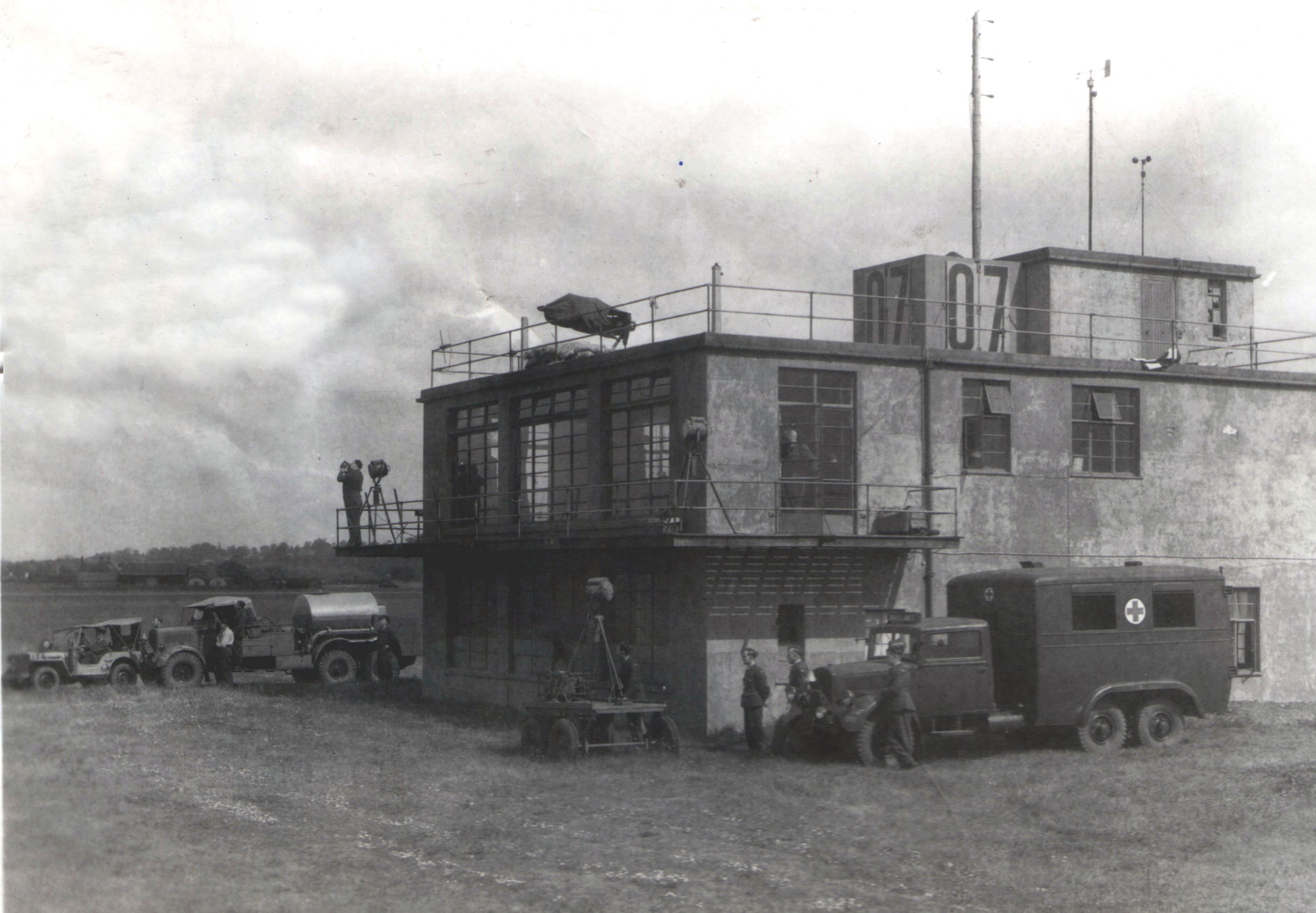 Ford WOT1 crash tender and WOT1 ambulance Tempsford airfield — Postimages