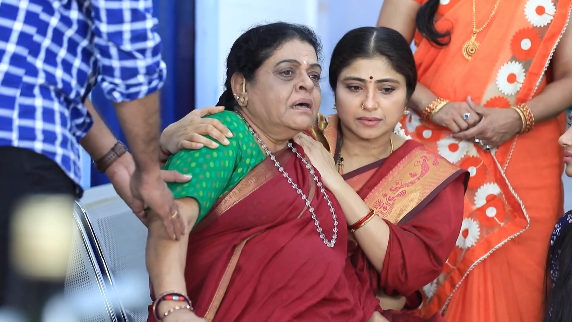 Kannada Serial Actress Swathi Sexy Big Deep Open Navel Slips in Saree ...